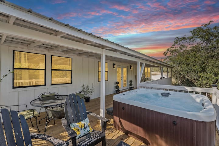 Running Buck Cabin 1 - Hot Tub & 5 Min To Main - Fredericksburg, TX