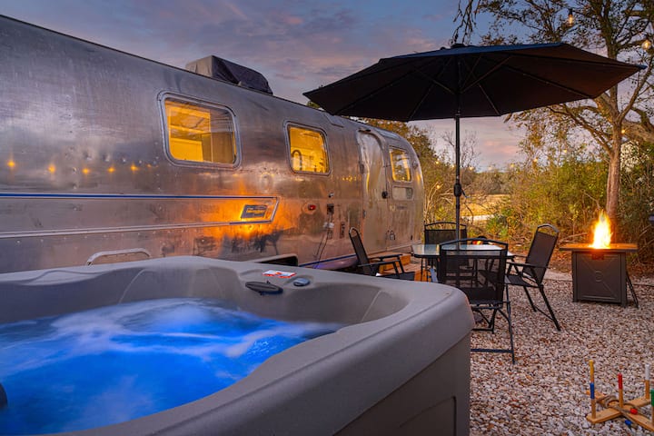 Running Buck Airstream 2 - Hot Tub & 5 Min To Main - Fredericksburg, TX