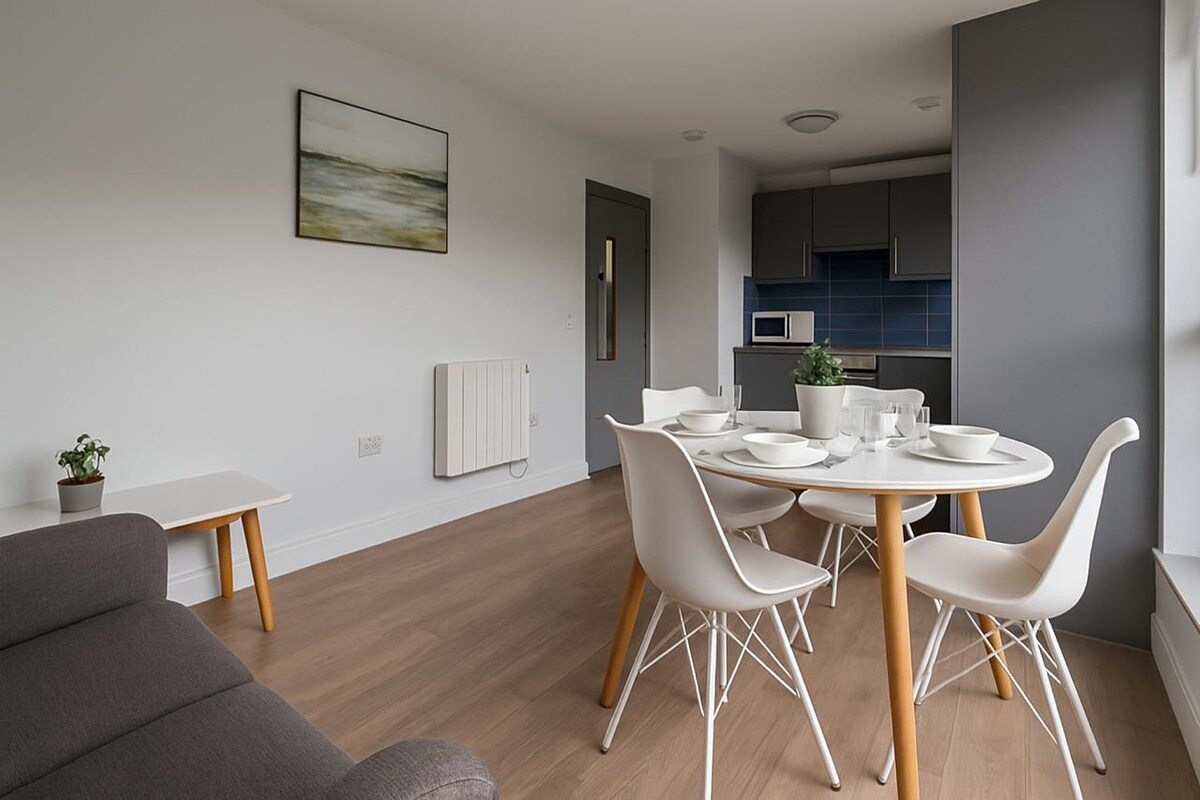 Newly Refurbed 4BD on Dock Road, 1Km to CityCentre - Airbnb