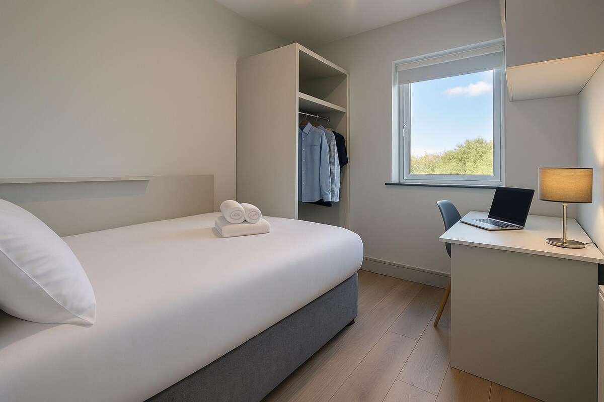 Newly Refurbed 4BD on Dock Road, 1Km to CityCentre - Airbnb