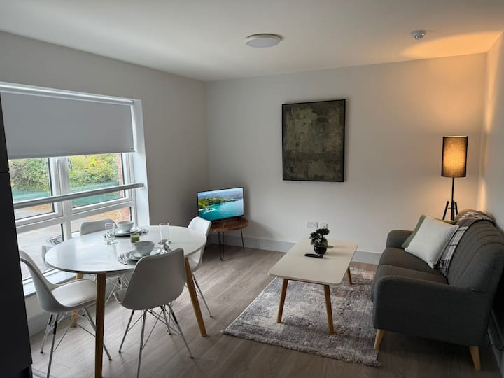 Newly Refurbed 4bd On Dock Road, 1km To Citycentre - Limerick