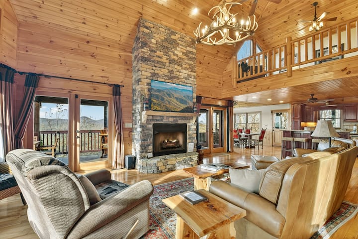 Amazing Mountain View - Scenic Soaks & Game Nights - Mineral Bluff, GA
