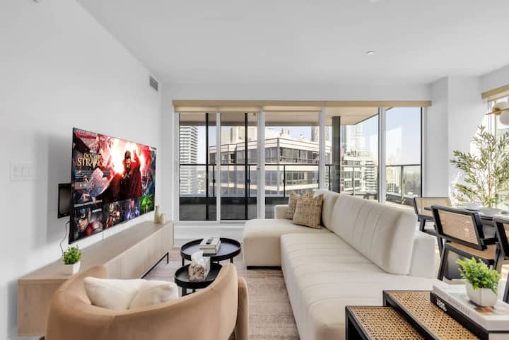 High-rise Views, Pool, Sauna, Ps5 & Gym - Toronto