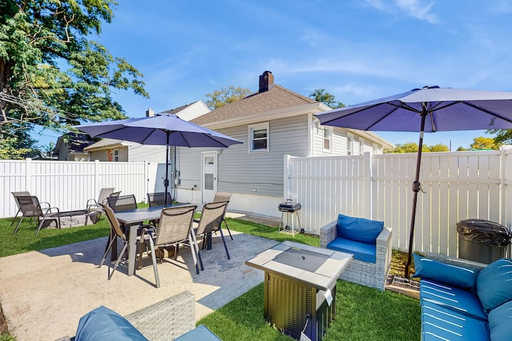 Near Beach! Group-friendly Michigan City Retreat - New Buffalo, MI