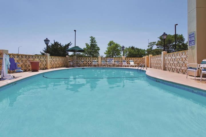 Close To Downtown Charleston | Free Breakfast - Charleston, SC
