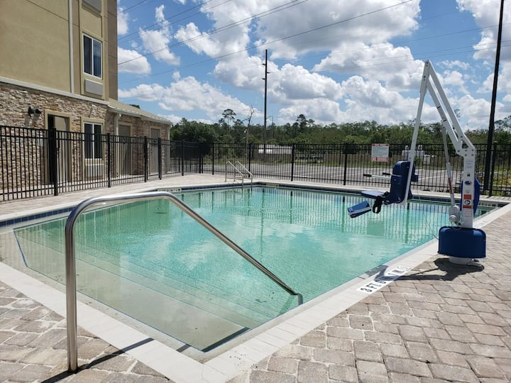 Perfect Orlando Getaway | Pool, Gym & Free Parking - Orlando, FL