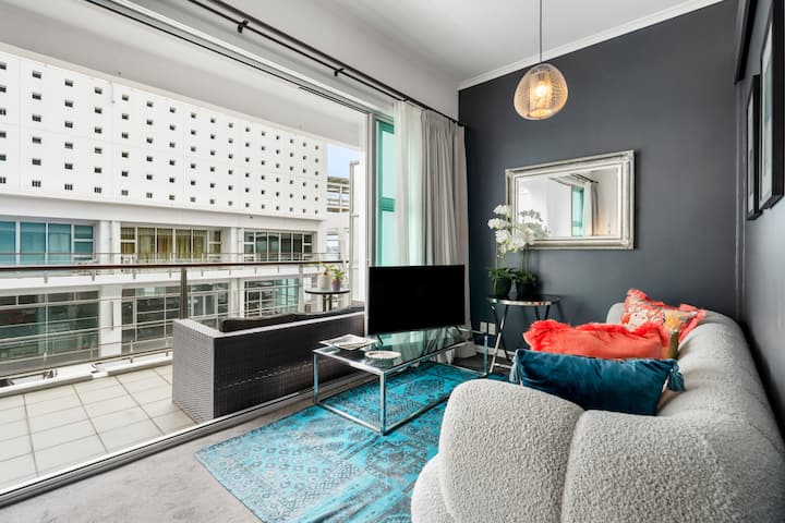 Sleek Waterfront Escape – Artful 2br Apartment - Gion