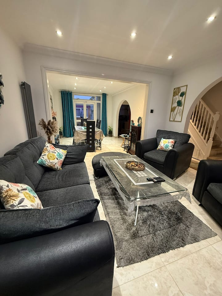 Spacious 2bdr Home With Garden Parking, Hounslow - London