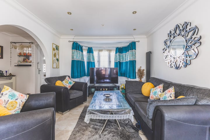 Spacious 2bd Home W/ Garden & Parking, Hounslow - Hounslow