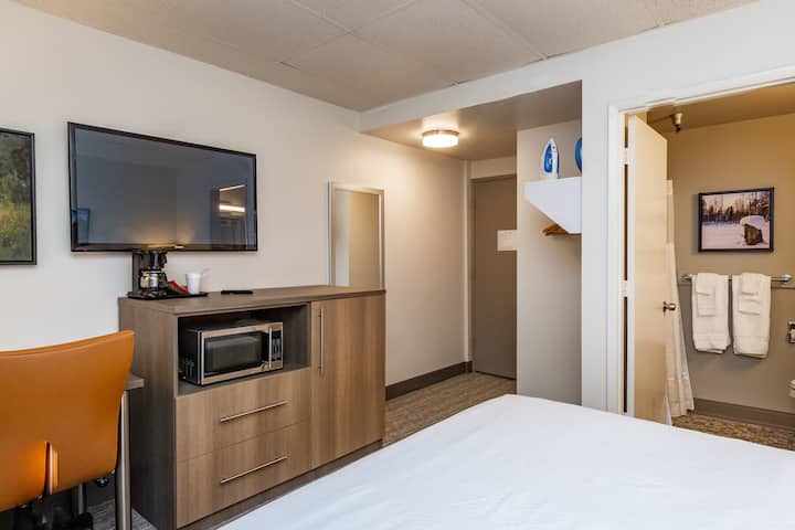 Bridgewater Hotel | 1 King | Near Chena River - Fairbanks, AK