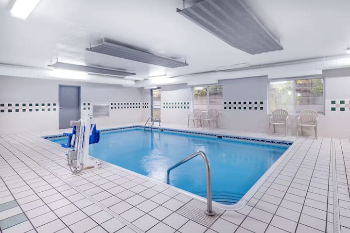 Baymont Gurnee | 2 Queen Studio | Park Access - 워키건