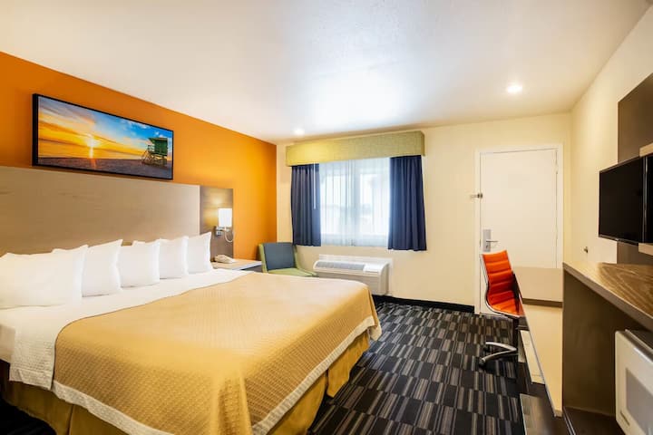 1 King Bed | Days Inn Monterey | Near Aquarium - Monterey, CA