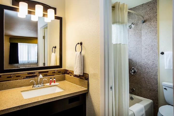 1 Queen Bed | Days Inn Monterey | Central Stay - Pacific Grove, CA