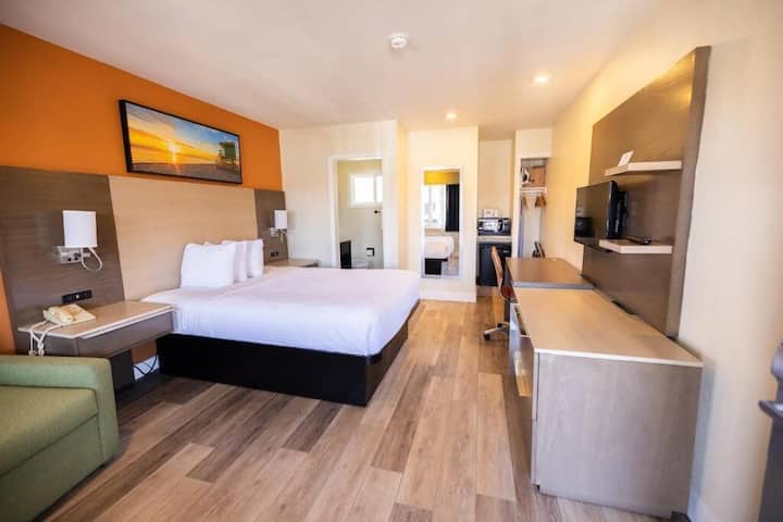 1 Queen Bed | Days Inn Monterey | Central Stay - Carmel-by-the-Sea, CA