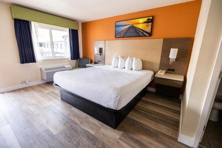1 Queen Bed | Days Inn Monterey | Central Stay - Monterey, CA