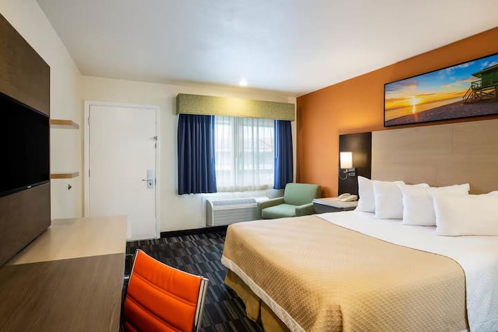 Days Inn Monterey | 1 Queen Bed | Downtown Base - Pacific Grove, CA