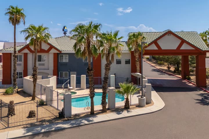 Days Inn Phoenix West | 2 Queens | Near Stadium - Phoenix, AZ