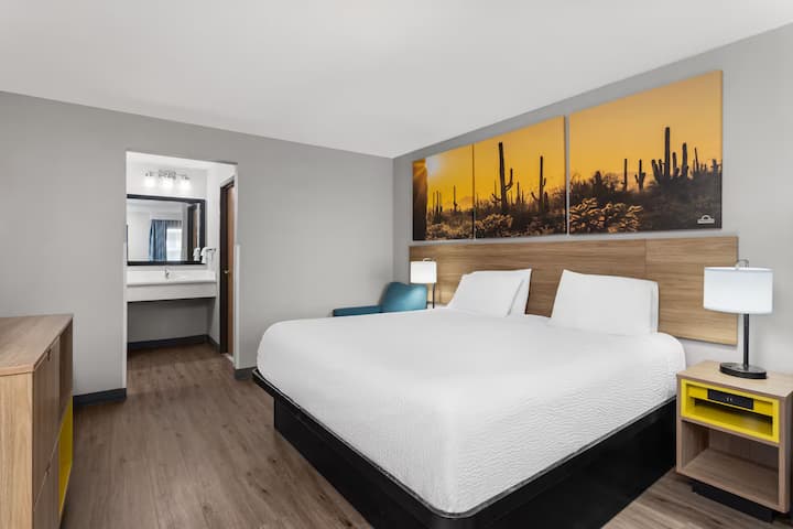 1 King Bed | Days Inn Phoenix West | Free Parking - Phoenix, AZ