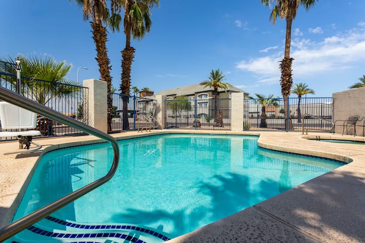 Days Inn Phoenix West | King Room | Near I-10 - Phoenix, AZ