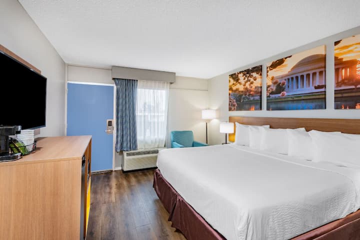 1 King Bed| Days Inn Charlottesville| Free Parking - Charlottesville, VA