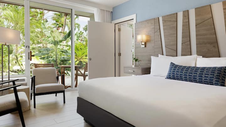 Luxury Seaside Stay! Private Beach, Outdoor Pools - St. Petersburg, FL