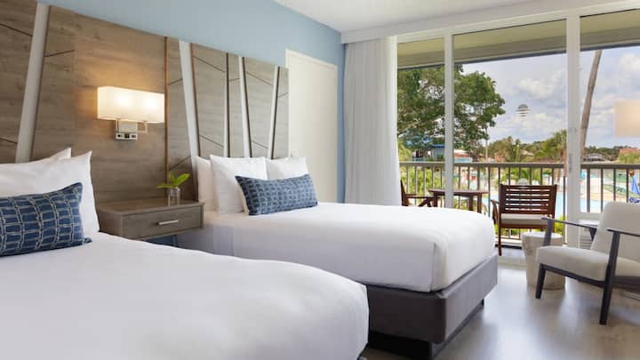 Elegant Room W/ Balcony | Steps From Tranquility - St. Petersburg, FL