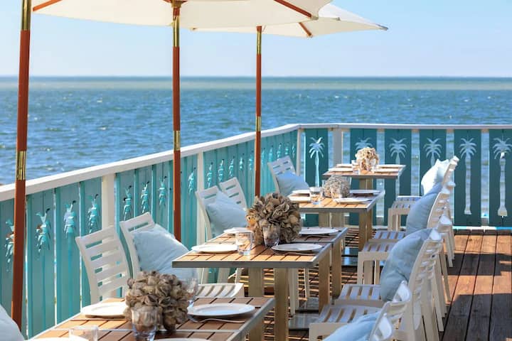 Unwind In Scenic Room Near Pier Aquarium | 3 Units - St. Petersburg, FL