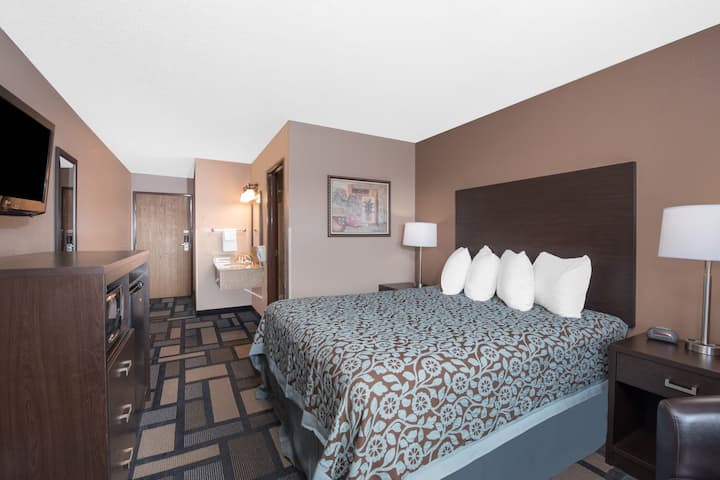 Days Inn Watertown | King Room | Near Bramble Zoo - Watertown, SD