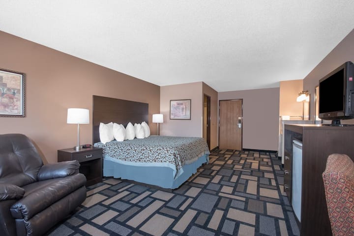 1 King Bed | Days Inn Watertown | Free Breakfast - Watertown, SD