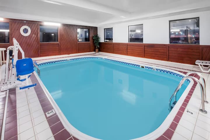 Days Inn Watertown| Queen Bed| Near Lake Kampeska - Watertown, SD