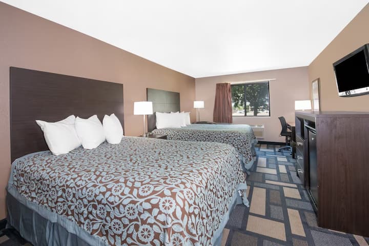2 Queen Beds | Days Inn Watertown | Free Parking - Watertown, SD