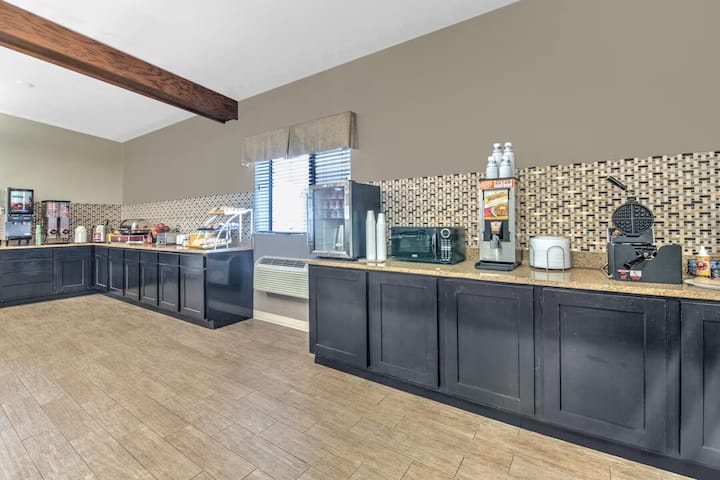 2 Queen Beds | Days Inn Watertown | Free Parking - Watertown, SD