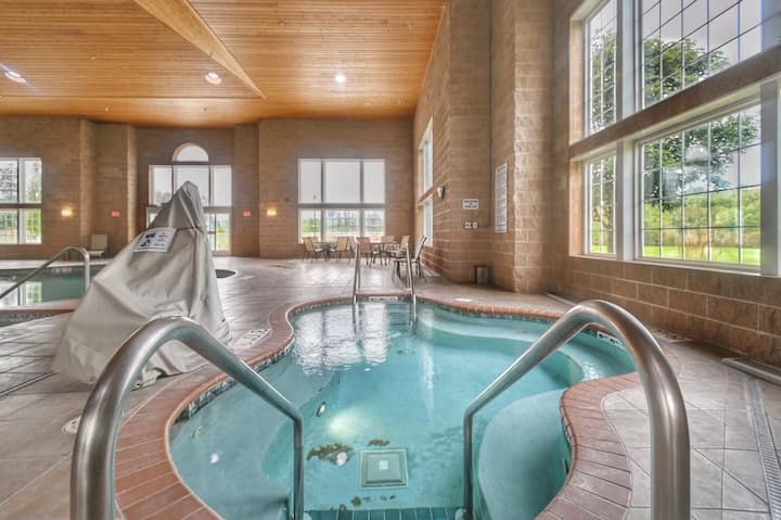 Relaxing Group Escape! | 3 Units W/  Pool & Gym! - Wisconsin