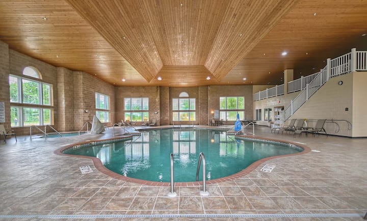 3 Pet Friendly Suites W/ Pool & Nature Activities! - Wisconsin