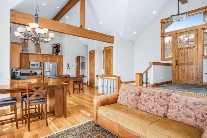 Beautiful 4 Bedroom Home With Panoramic Mountain V - Edwards, CO