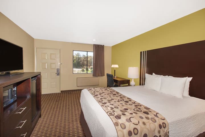 1 King Bed | Days Inn San Jose | Free Parking - Milpitas, CA
