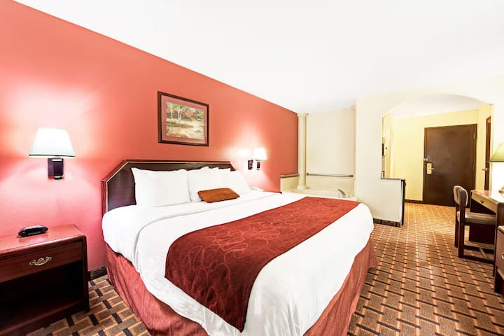 1 King Bed | Days Inn Dallas Plano | Free Parking - Plano, TX