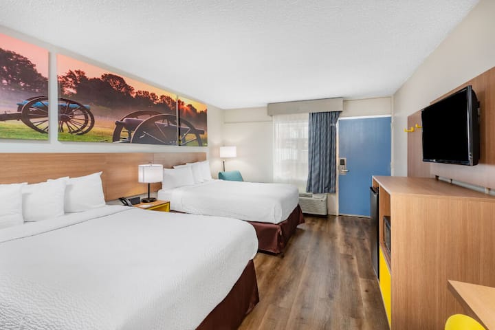 2 Doubles| Days Inn Charlottesville | Free Bfast - Charlottesville, VA