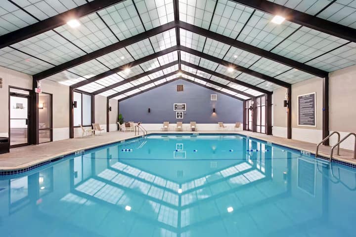 La Quinta Andover | King Room | Free Parking - Lawrence, MA