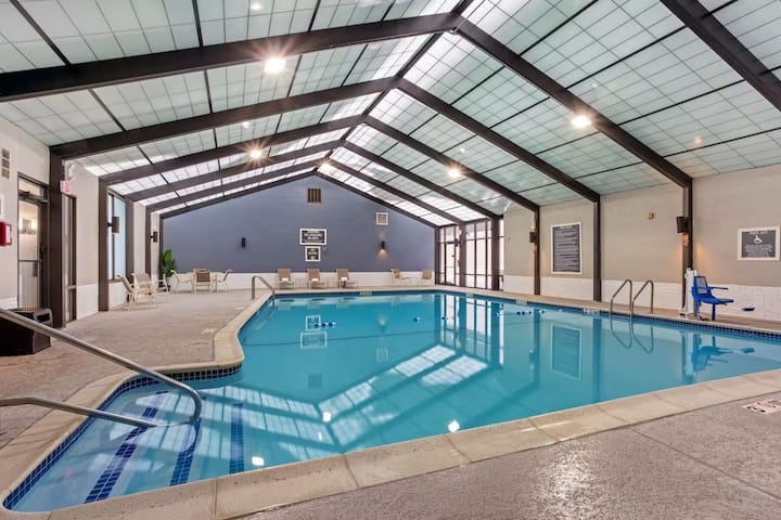 La Quinta Andover | 2 Queens | Heated Pool - Salem, NH