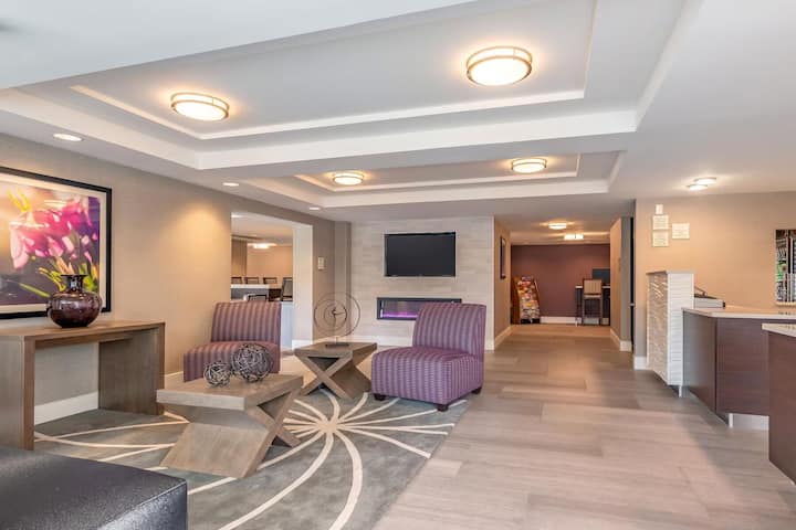 La Quinta Salem Nh | King Room | Pool & Parking - Salem, NH