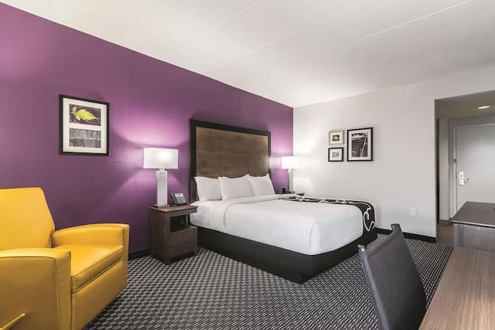La Quinta Salem Nh | King Room | Pool & Parking - Salem, NH
