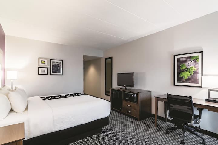 La Quinta Salem Nh | King Room | Pool & Parking - Salem, NH