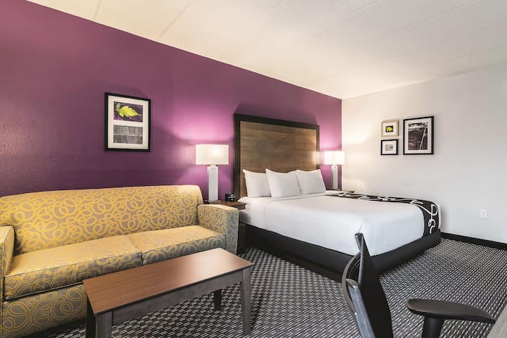 La Quinta Salem Nh | Queen Room | Pool & Parking - Salem, NH