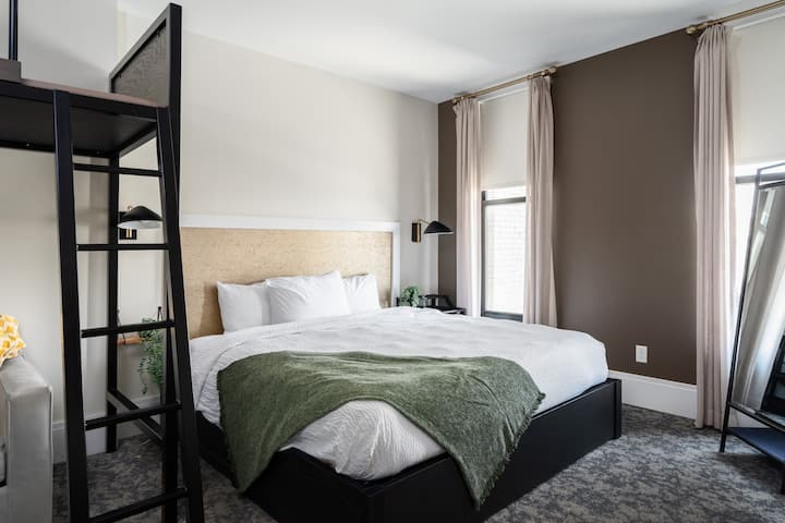 King Studio, Lofted Twin, Hancock House Louisville - KFC Yum! Center