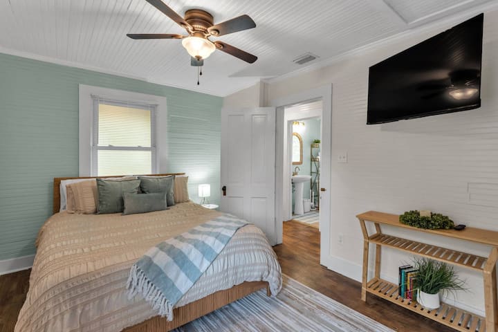 Walk To Florida Southern U & Lakes |Bright 1br Apt - Lakeland, FL