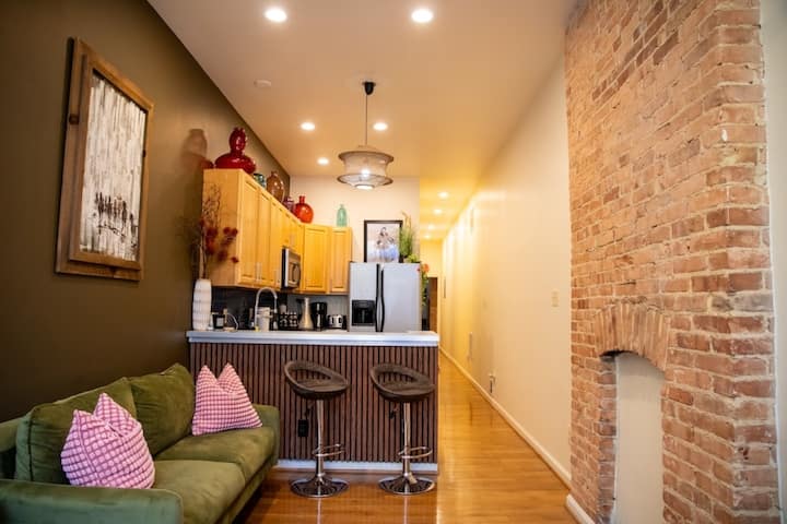 Eclectic Comfort: 2br W/ Balcony Near Mica & Jhu - Baltimore, MD