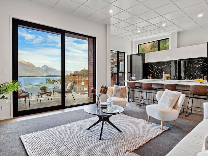 Refined Luxury – Modern 3-bedroom House By Marina - Queenstown