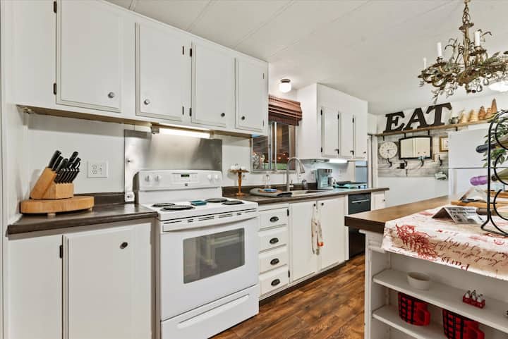 Nostalgic River Home, 2 Bdrm, 2 Bath On The River! - Baker City, OR