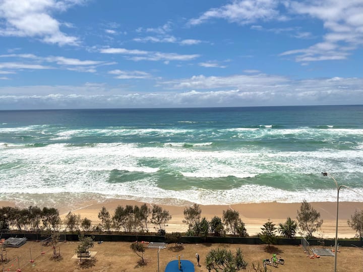 Oceanfront Hamptons 2br Escape - Gold Coast